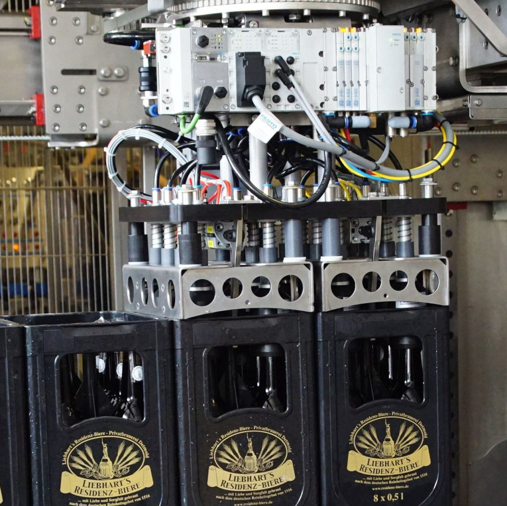 Packing and gripper head enables composite stacking on the pallet ...