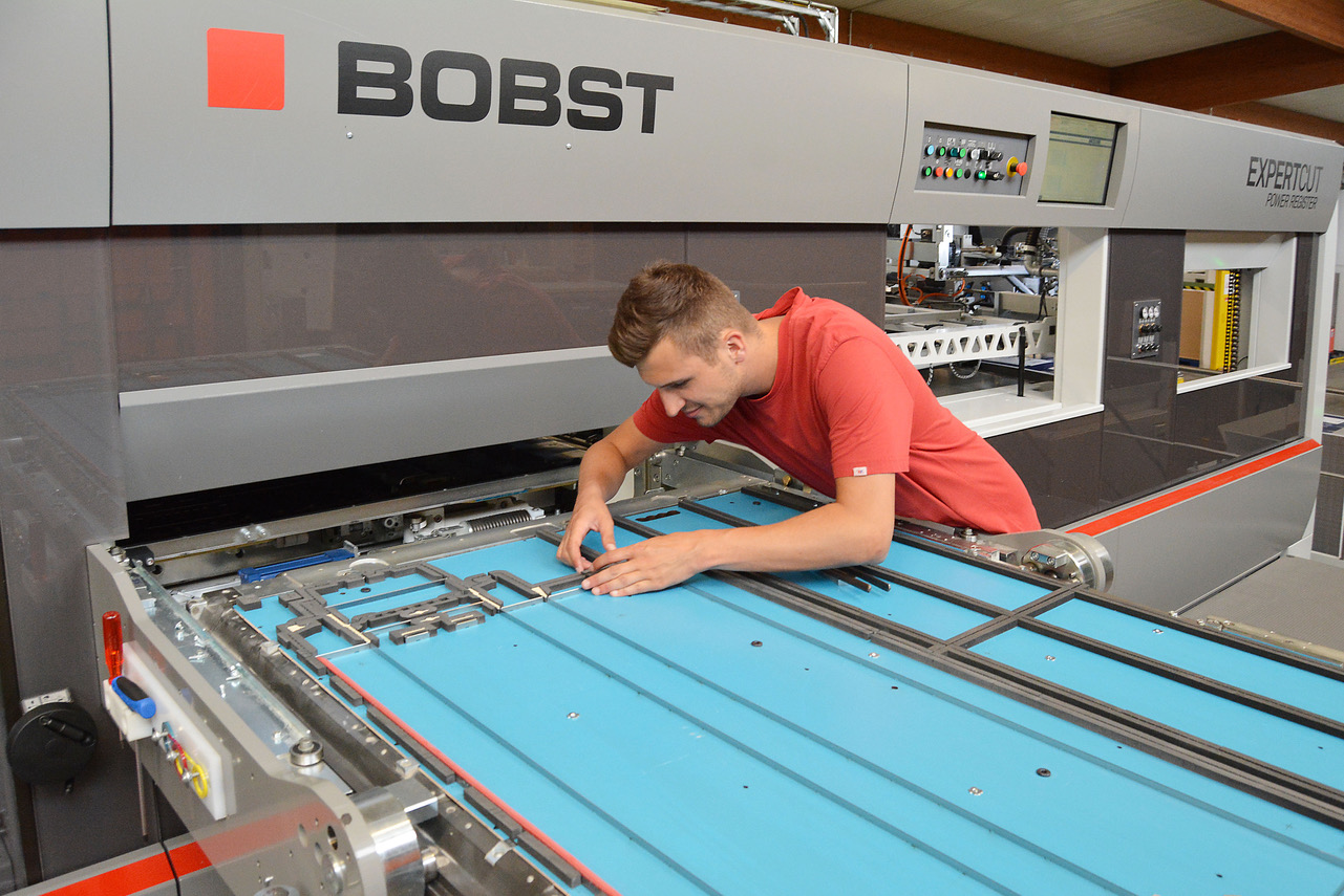 Neue Stanzmaschine bei Karl Knauer KG (Bild: Karl Knauer KG ...