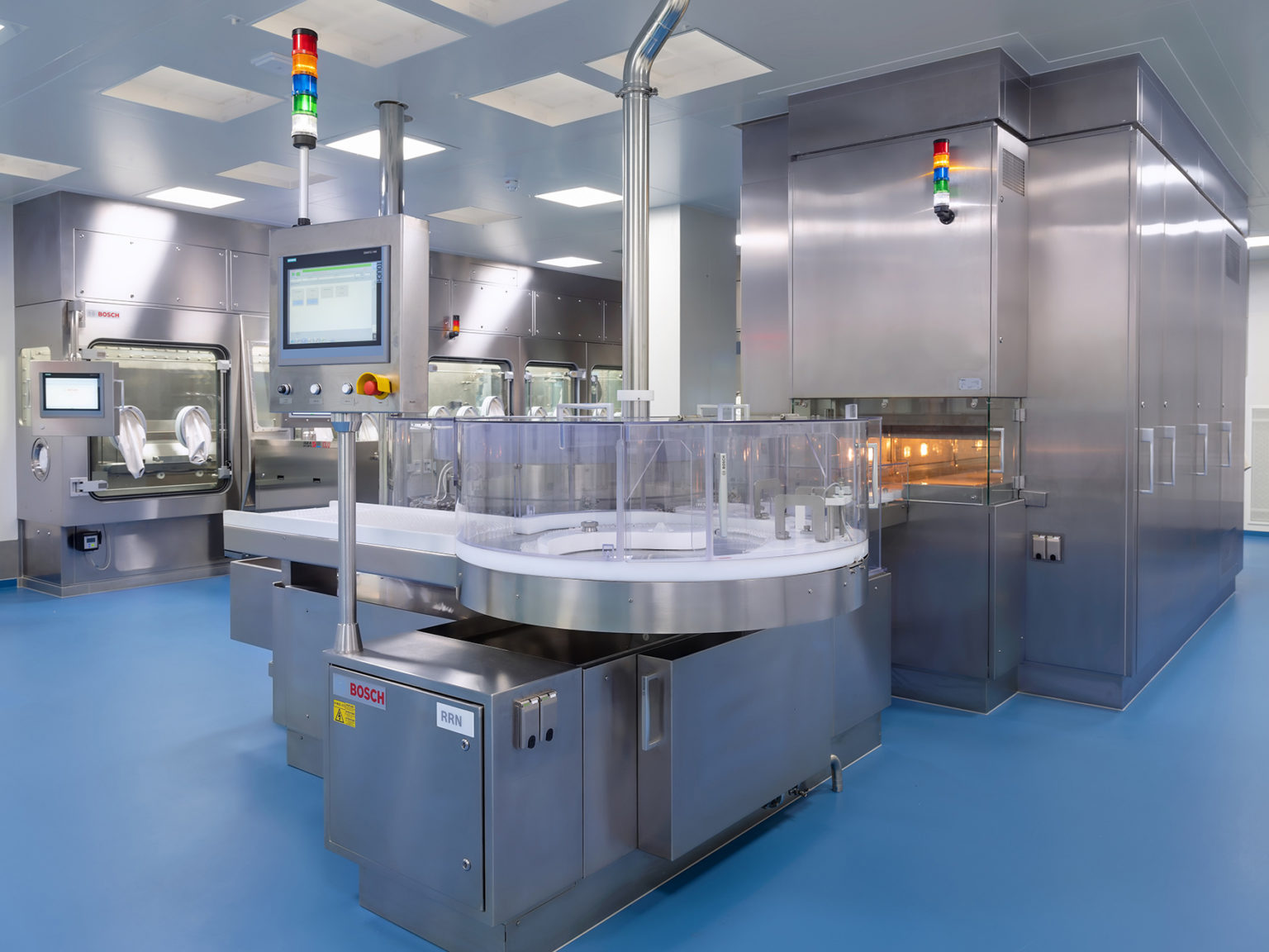Isolator filling line for biotech industry needs