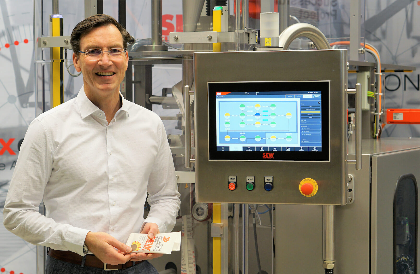 LM SEW Alexander Hack mit Maschine - packaging journal