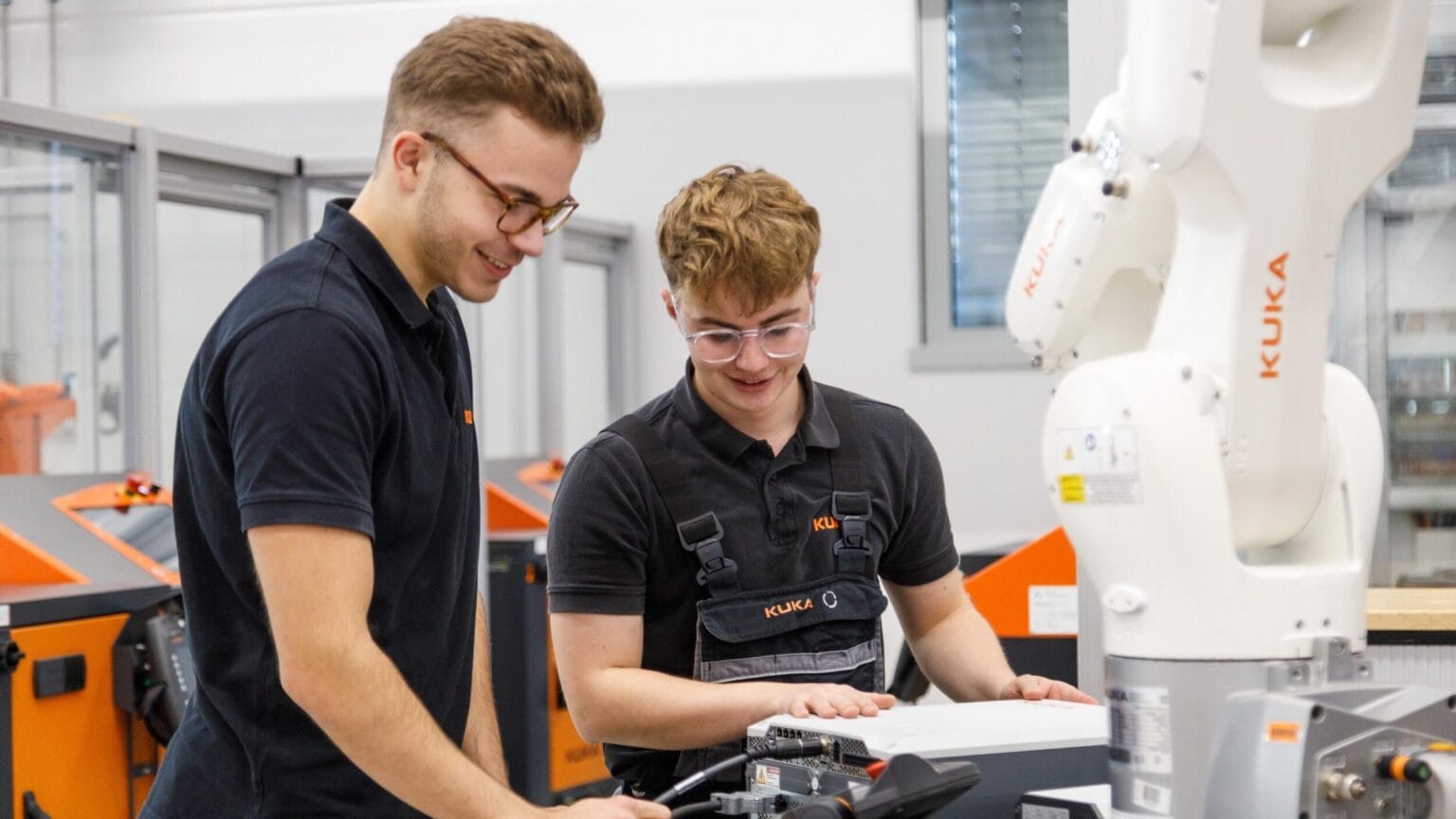 Kuka bringt industrielle Automatisierung in die Ausbildung - packaging ...